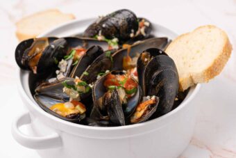 Steamed Mussels with White Wine, Garlic and Tomato